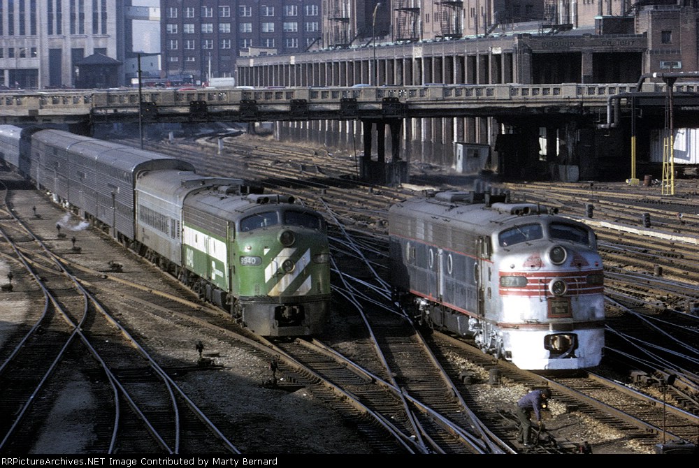 BN 9971 and 9940 from Roosevelt Road Bridge